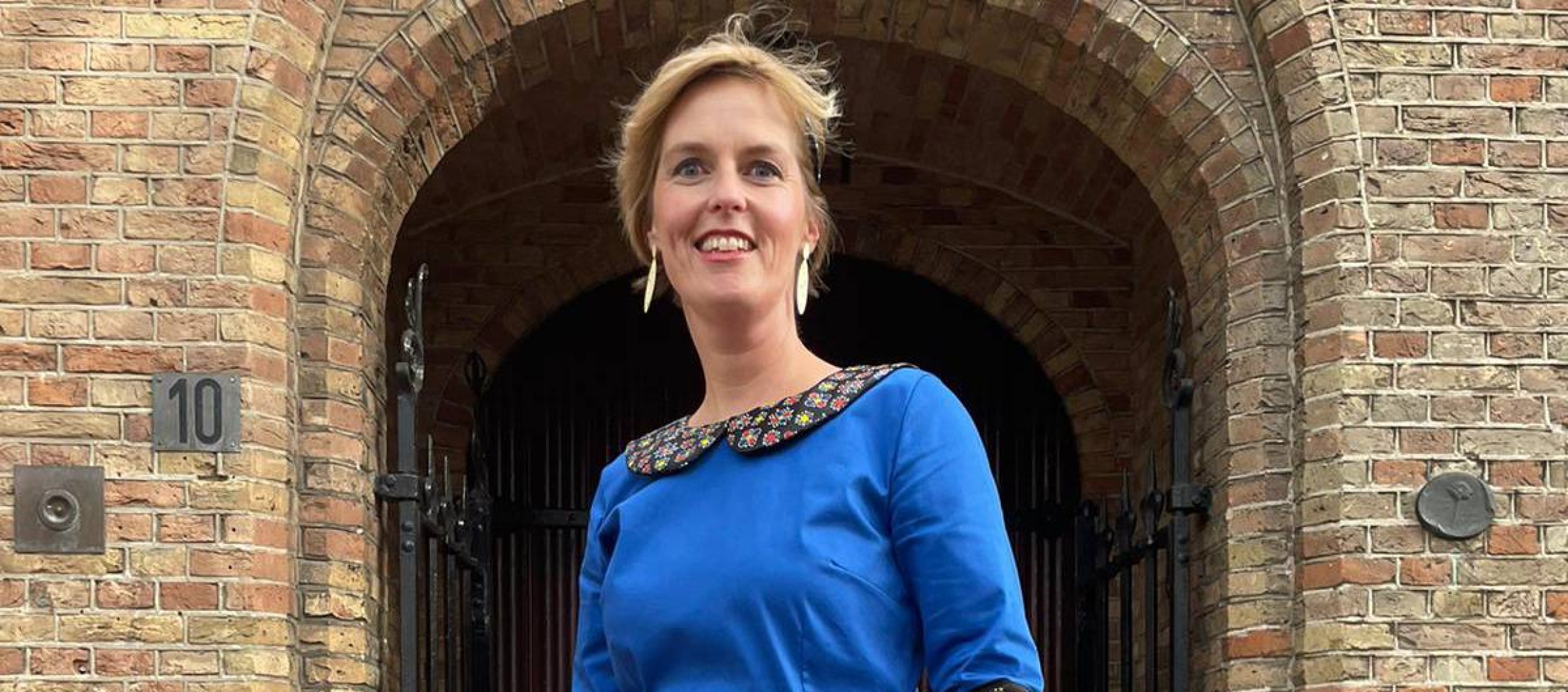 Kamerlid Hilde Palland (CDA) eert ambacht en regio met Staphorster stipwerk op Prinsjesdag ...